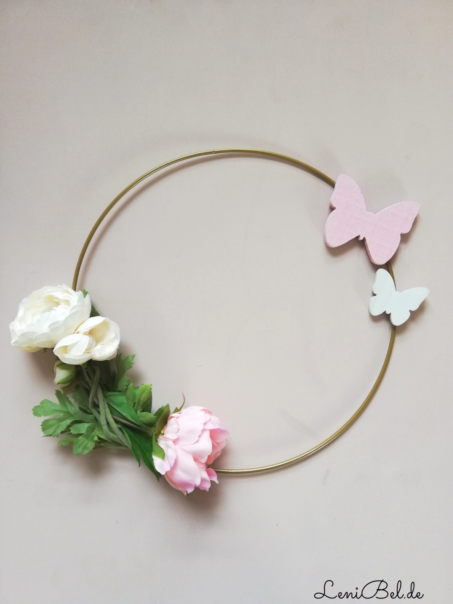 DIY Wand Deko - Metallring mit Blüten
